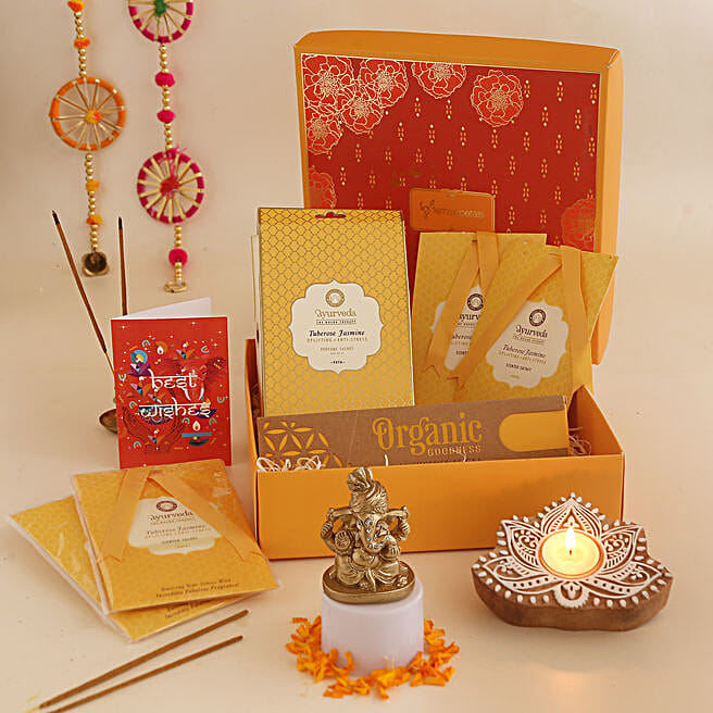 Buy/Send Festive Fragrance Gift Hamper Online- FNP