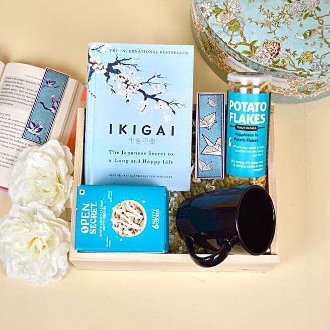 Buy/Send Book Lover Gift Hamper For Your Nerdy Friends Online- FNP