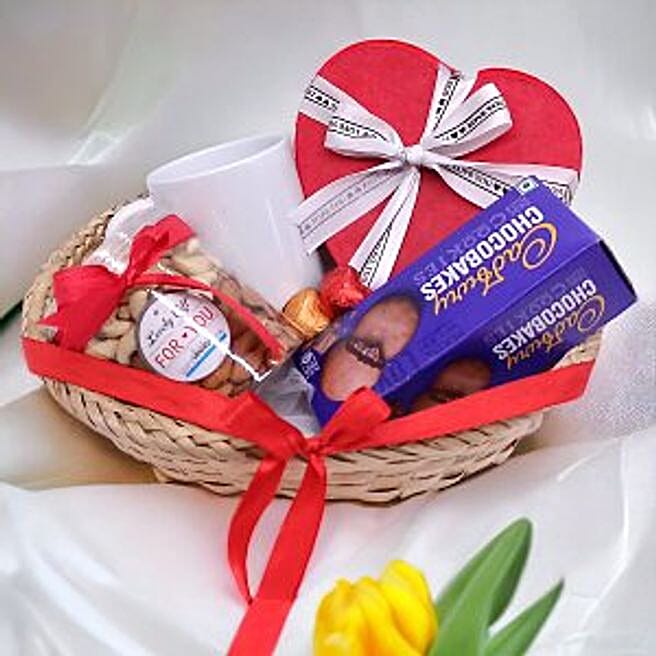 Personalised Mug & Goodies Christmas Basket nepal | Gift Personalised ...