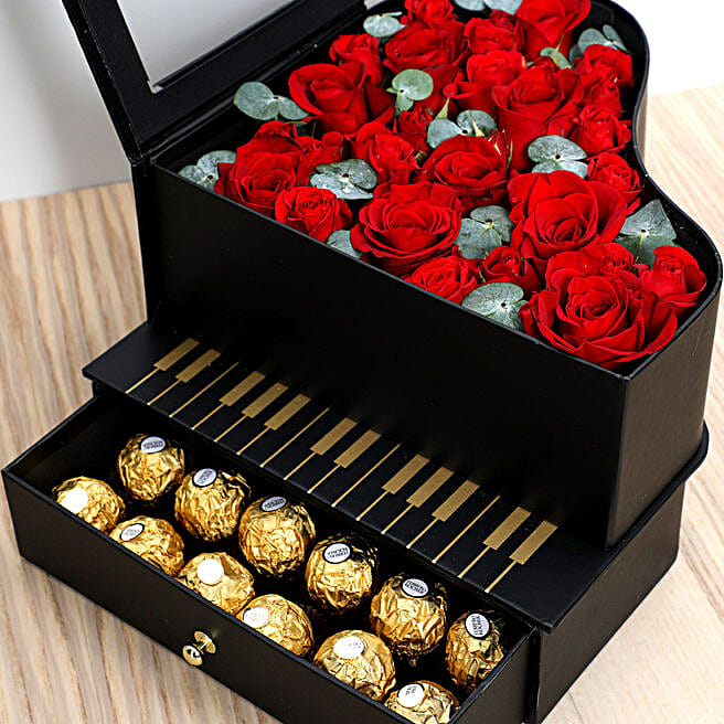 Red Roses and Chocolates Black Heart Box qatar | Gift Red Roses and ...