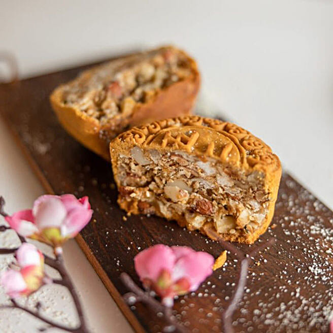 White Lotus and Mixed Nuts Moon Cake singapore | Gift White Lotus and ...