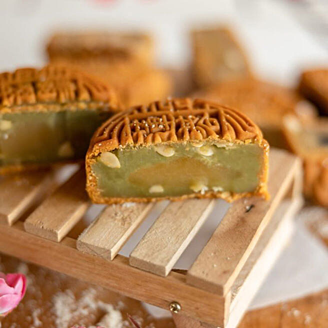 White Lotus and Pandan Paste Moon Cake singapore | Gift White Lotus and ...