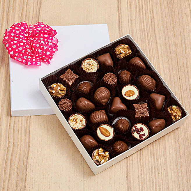 25 Pcs Assorted Chocolates uae | Gift 25 Pcs Assorted Chocolates- FNP