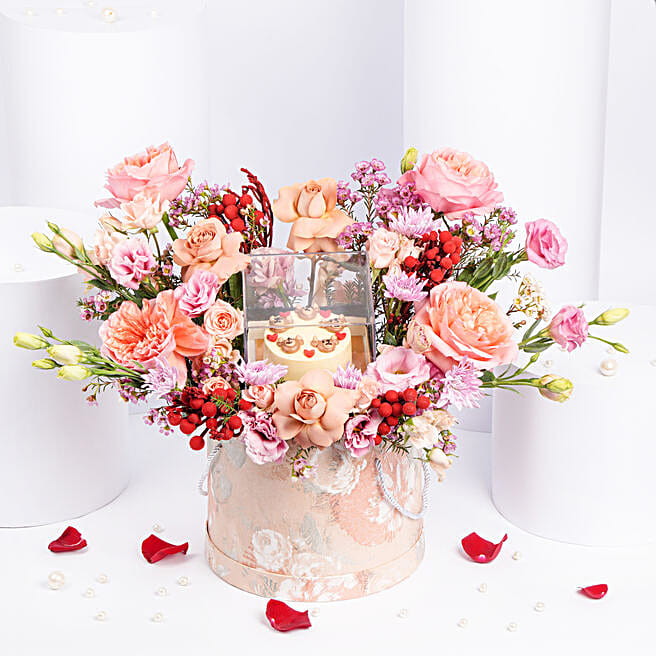 Flowers Arrangement With Mono Cake uae | Gift Flowers Arrangement With ...
